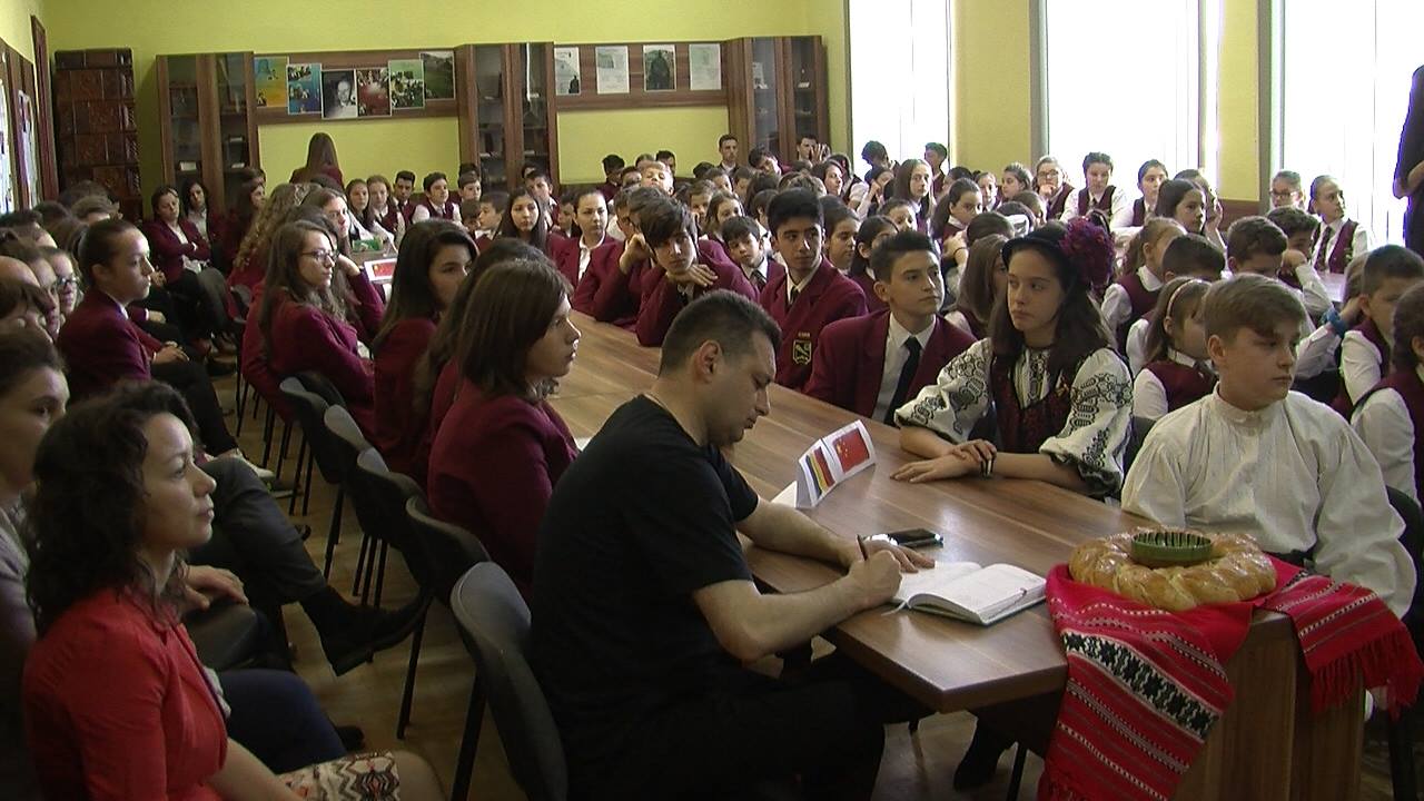 Elevii de la C.N. „Radu Negru“ învață chineza! - SalutFagaras