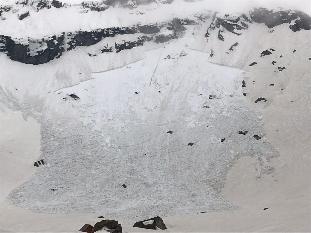 Din nou este risc de avalanșă în munți. Mare atenție la traseele ...
