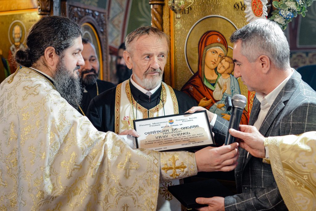 Părintele Cornel Ursu a primit diploma de cetăţean de onoare în ...