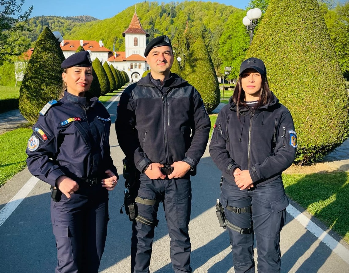 Jandarmii sunt prezenți la procesiunea religioasă prilejuită de ...